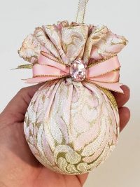Everyday Wholesome | 68 Pink & Gold Christmas Home Decor Ideas