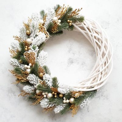 Everyday Wholesome | 55 Gold Christmas Wreaths for the Holidays